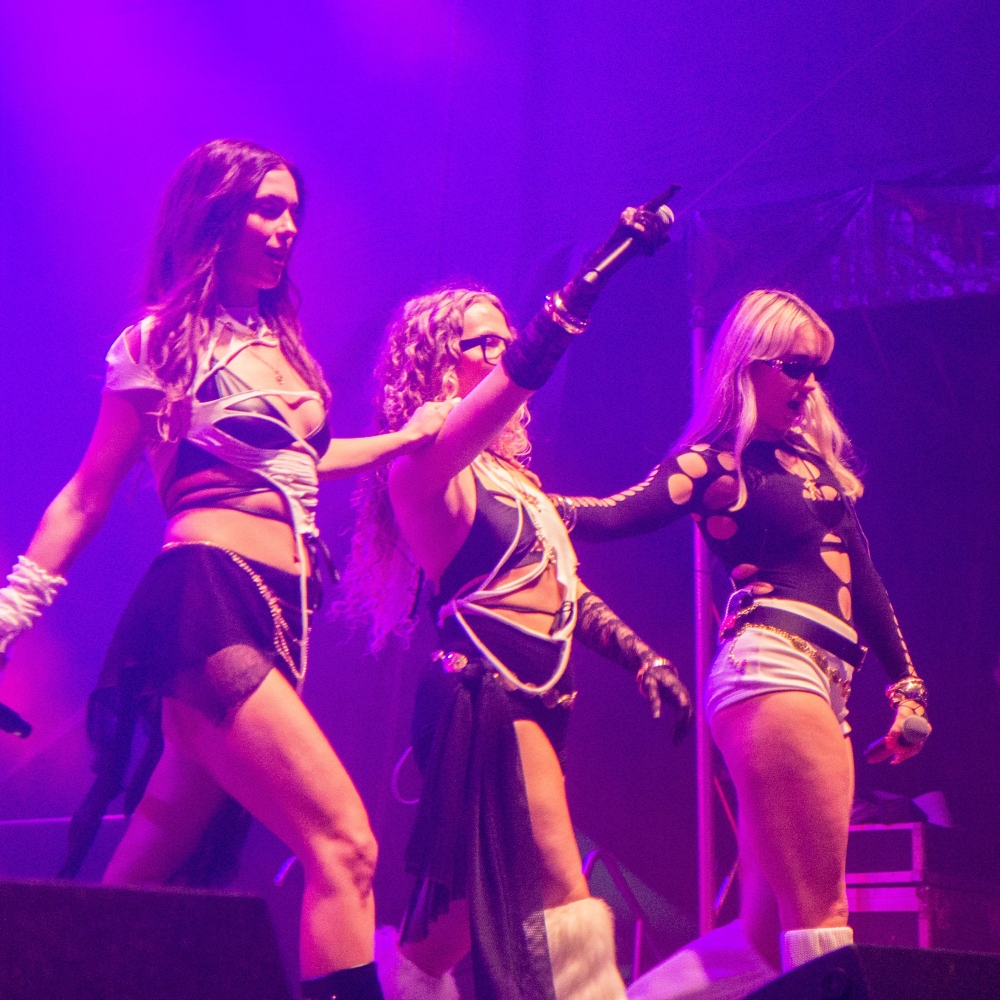 Modelki rozgrzały scenę! Gorący koncert na start 21. Dni Ostrowi ...