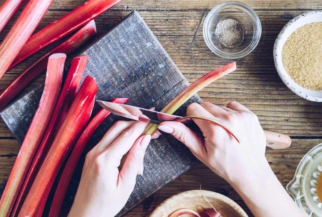 Czas na rabarbar. Przepisy na ciasto, kompot, dżem i sałatkę ...